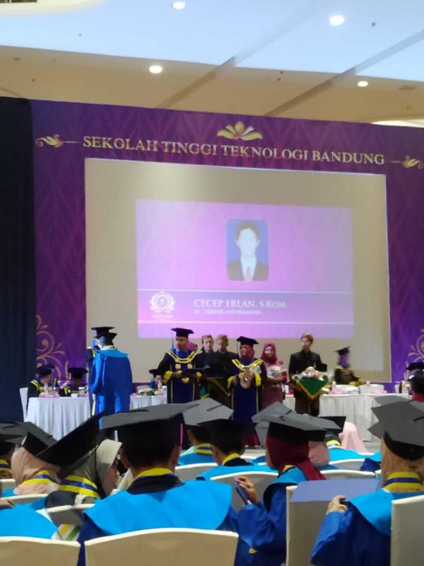 Haru dan Bangga di Acara Wisuda STT Bandung - Sitatur Rohmah